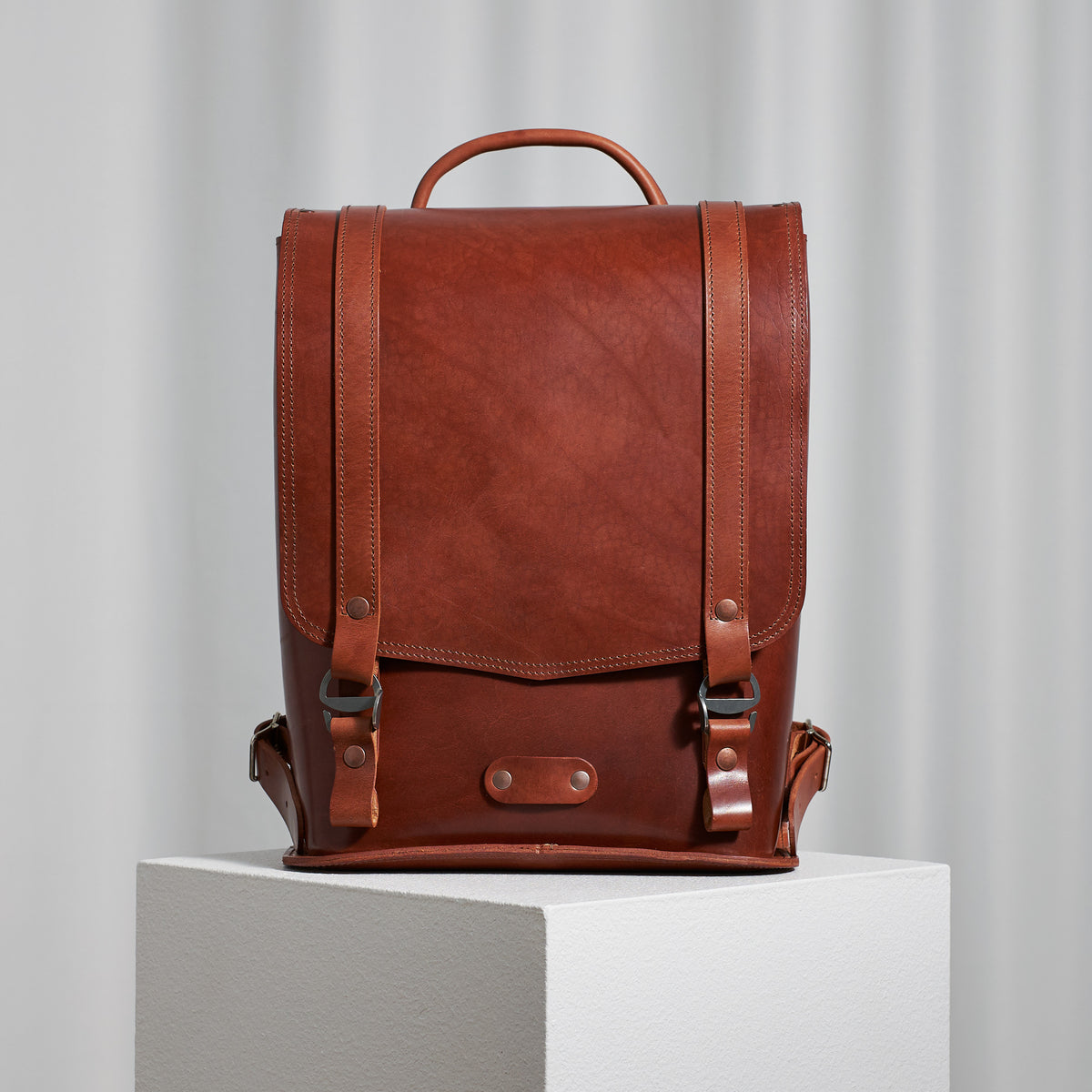 Kasperin Iso Reppu – Ruskeassa kasviparkitussa nahassa. – KASPERI